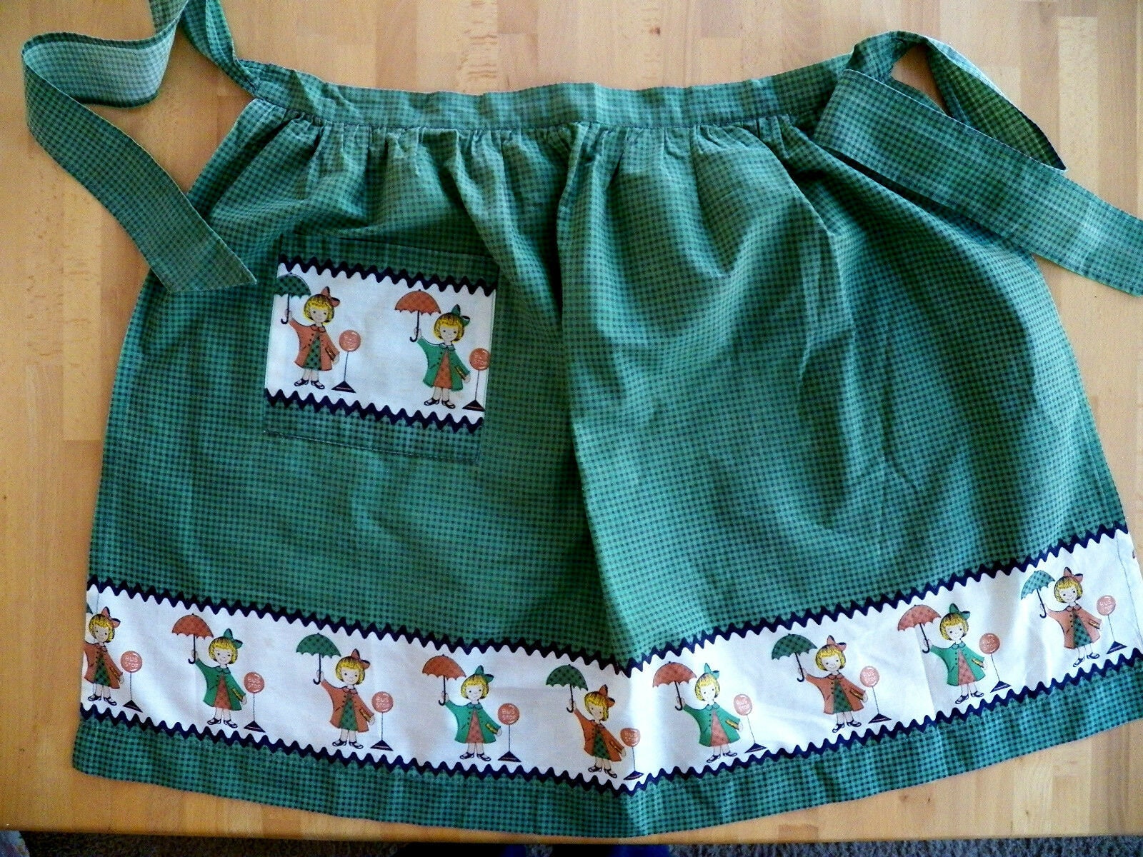 Vintage Apron With School Children Waiting for the Bus in Great ...