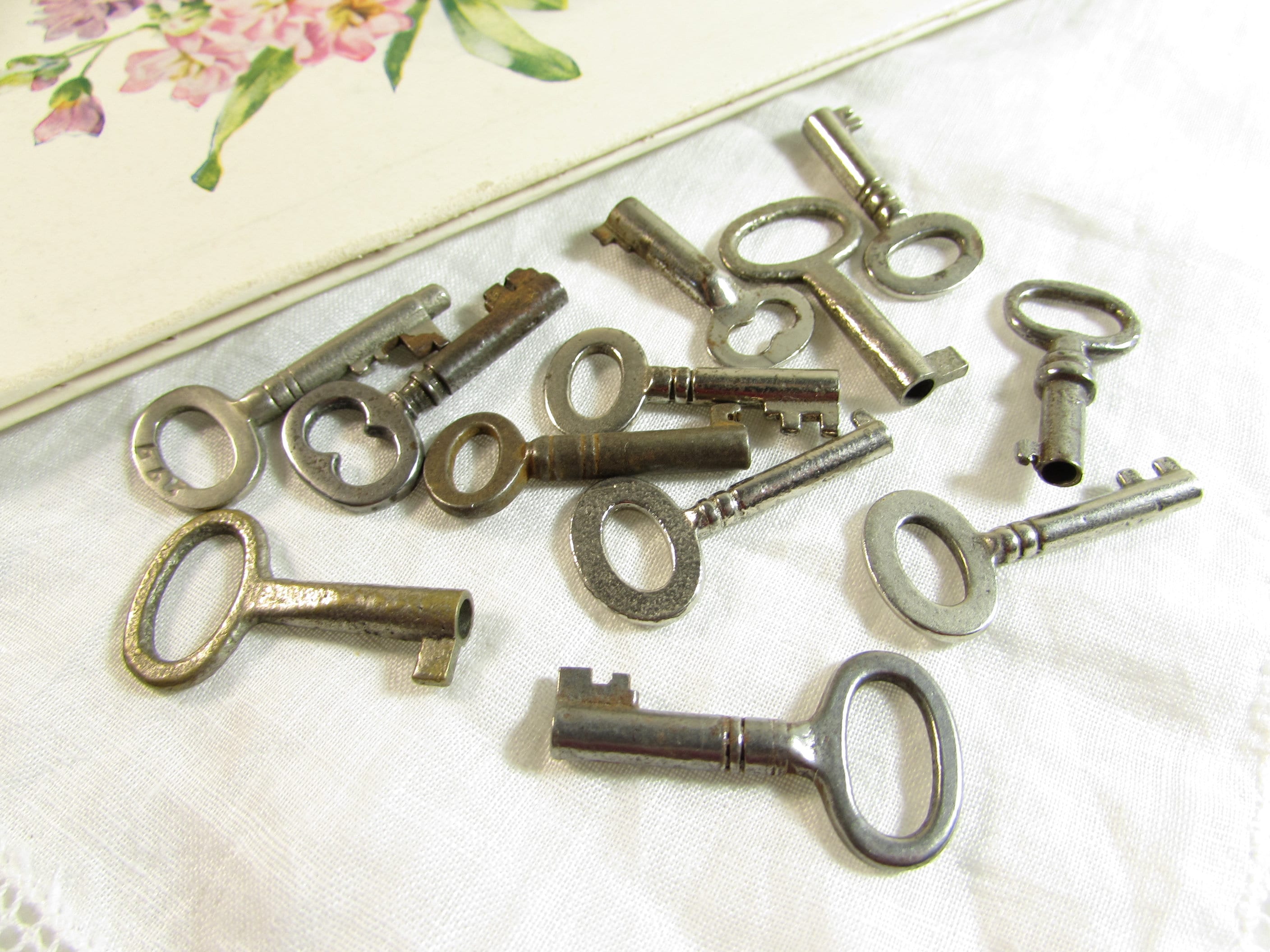 Craft Supplies & Tools Vintage Small Skeleton Key Lot Cabinet Jewelry ...