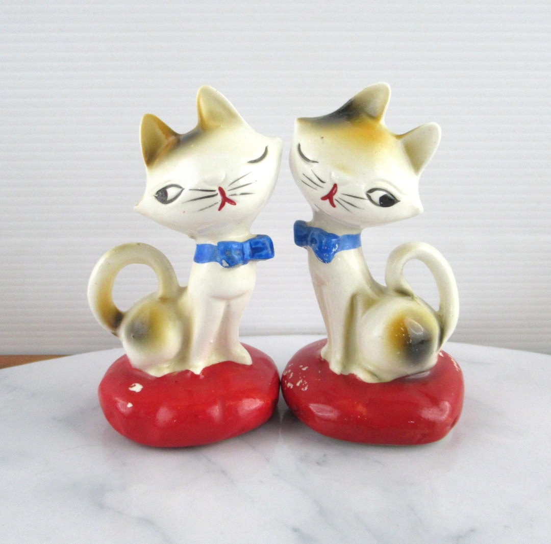 Vintage Kitsch Ceramic Winking Kitty Cat on Pillow Salt & Pepper ...