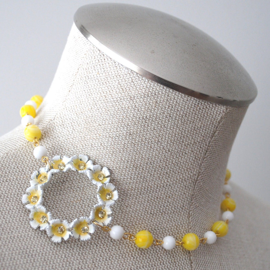 Vintage esmalte círculo flor asimétrica collar con amarillo limón y ...