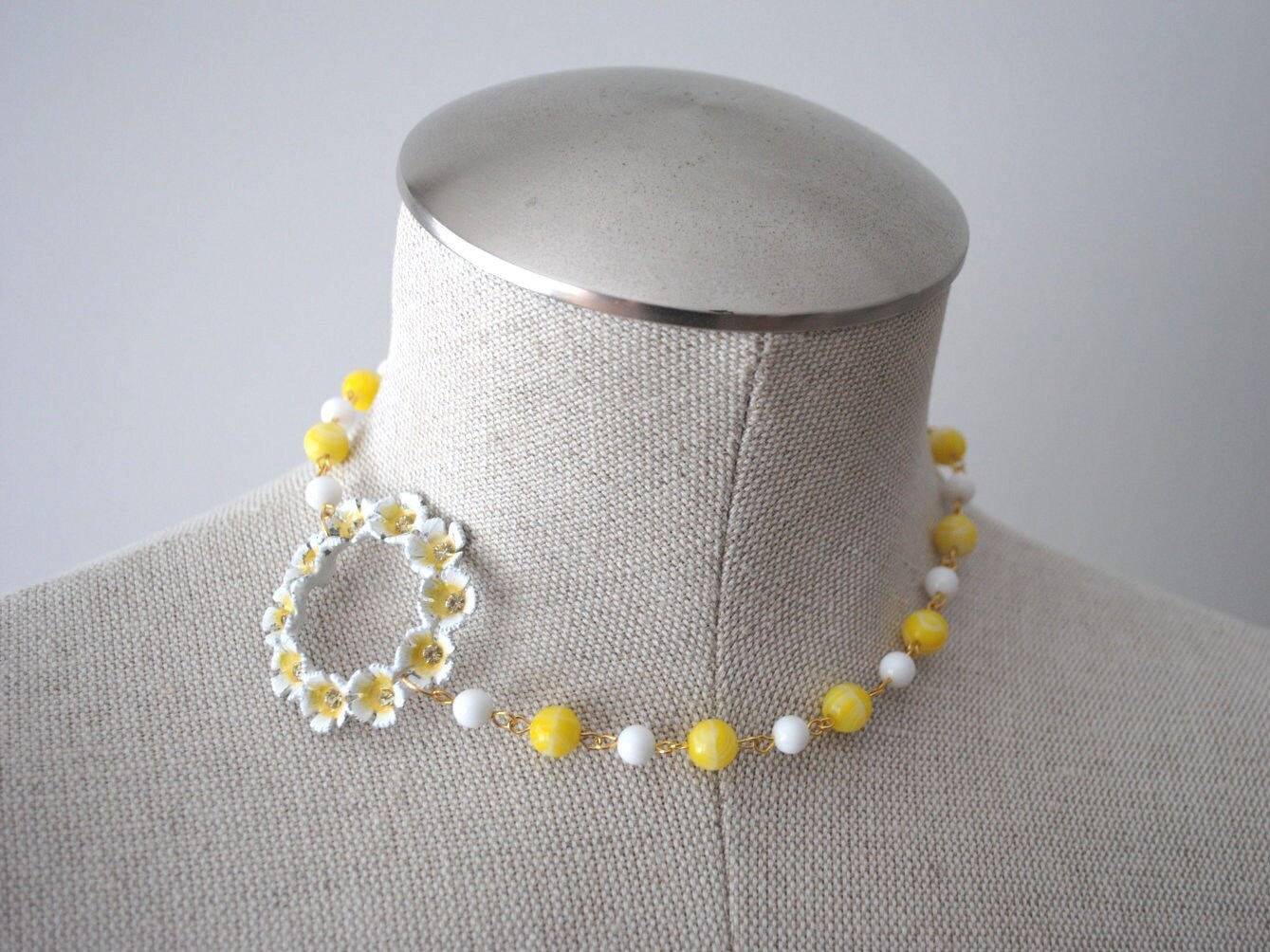 Vintage esmalte círculo flor asimétrica collar con amarillo limón y ...