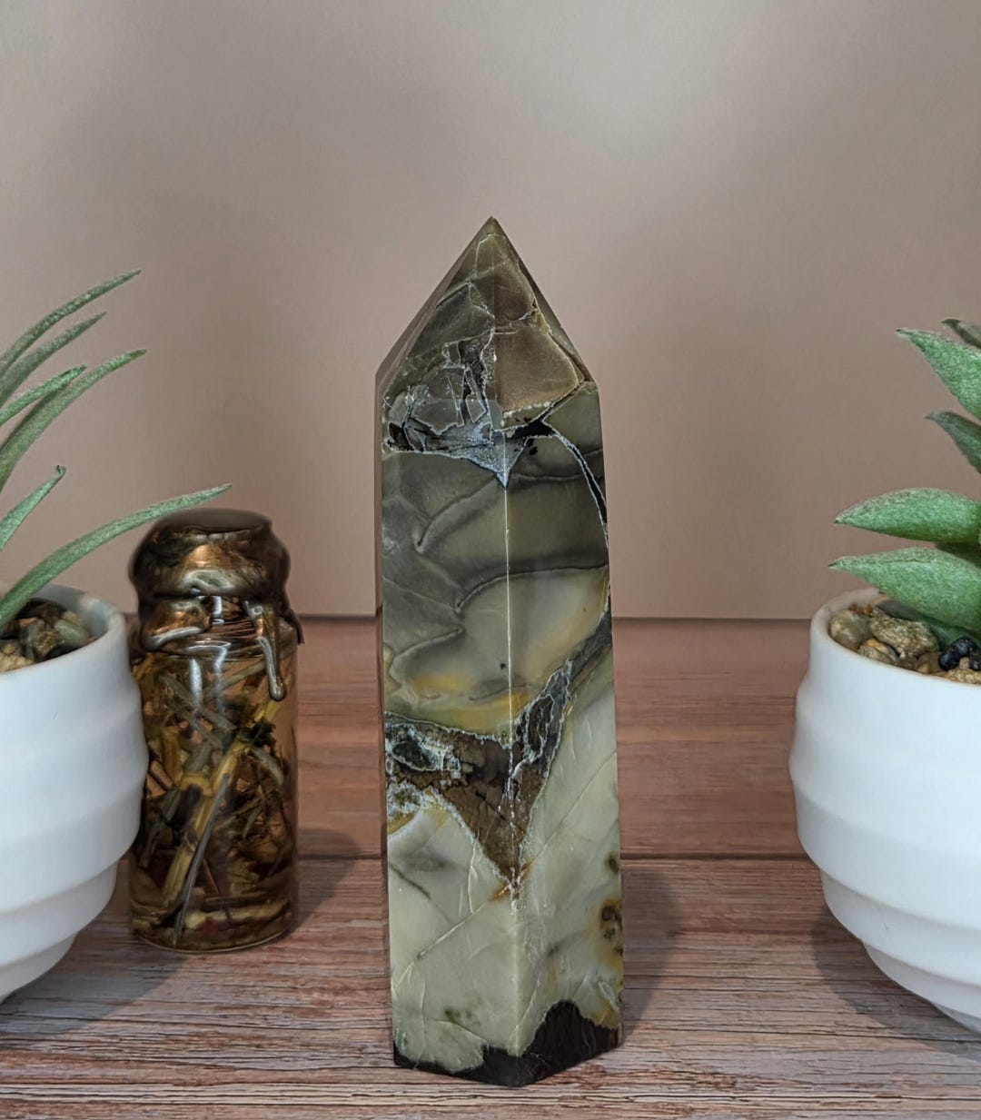 UV Reactive Crystal Volcano Agate Tower, UV Crystal, UV Reactive Agate ...