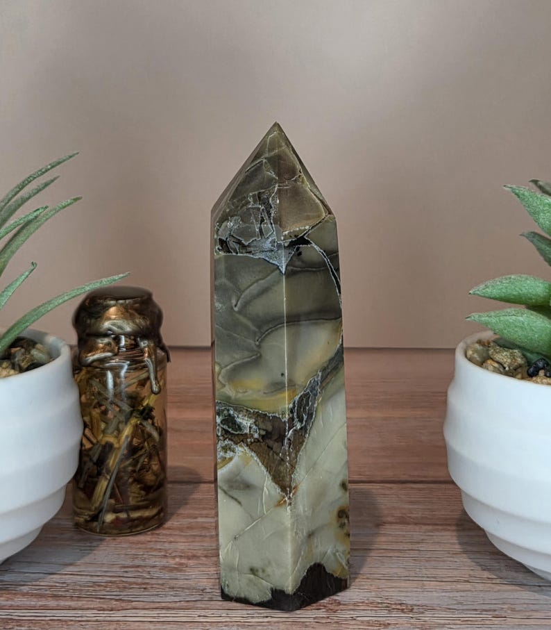 UV Reactive Crystal Volcano Agate Tower, UV Crystal, UV Reactive Agate ...