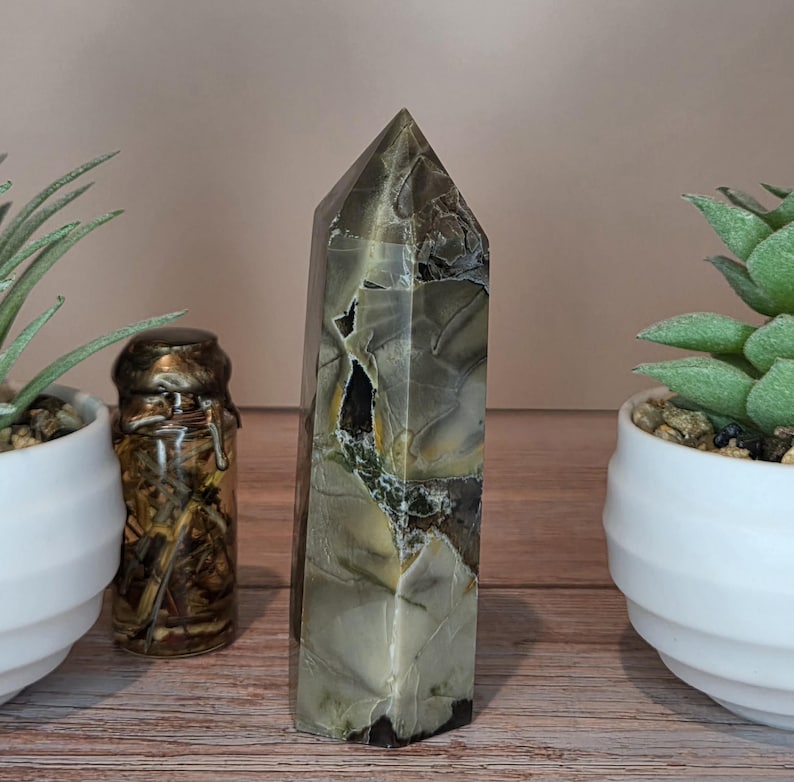 UV Reactive Crystal Volcano Agate Tower, UV Crystal, UV Reactive Agate ...