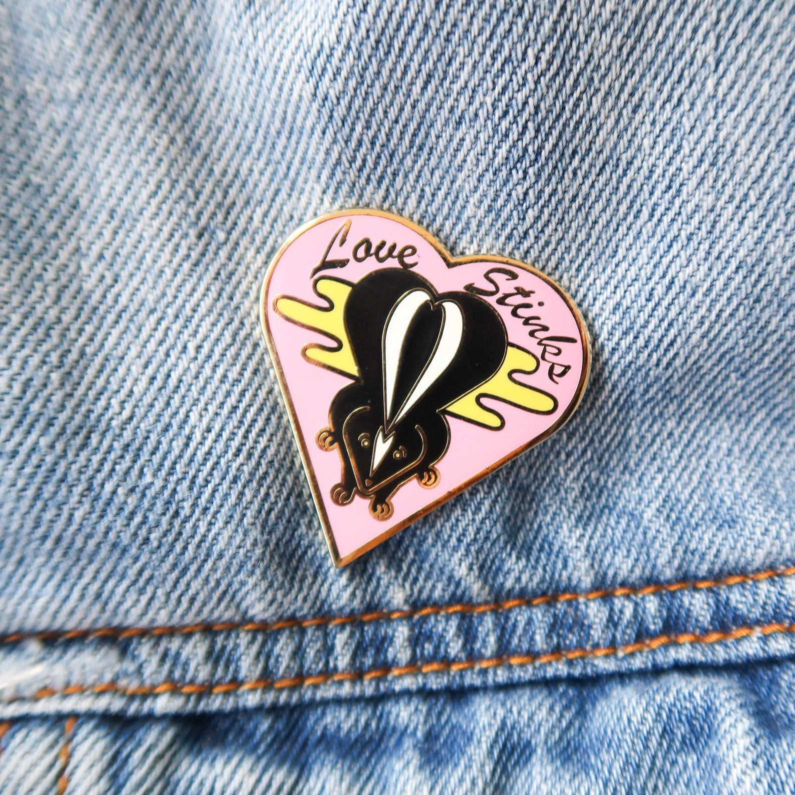 Love Stinks Skunk Enamel Pin - Etsy