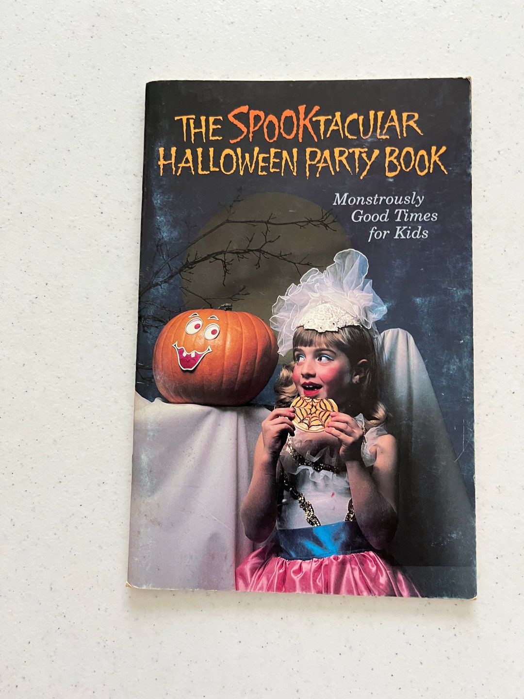 1989 the Spooktacular Halloween Party Book, Julie Cassat, Nan Roloff ...