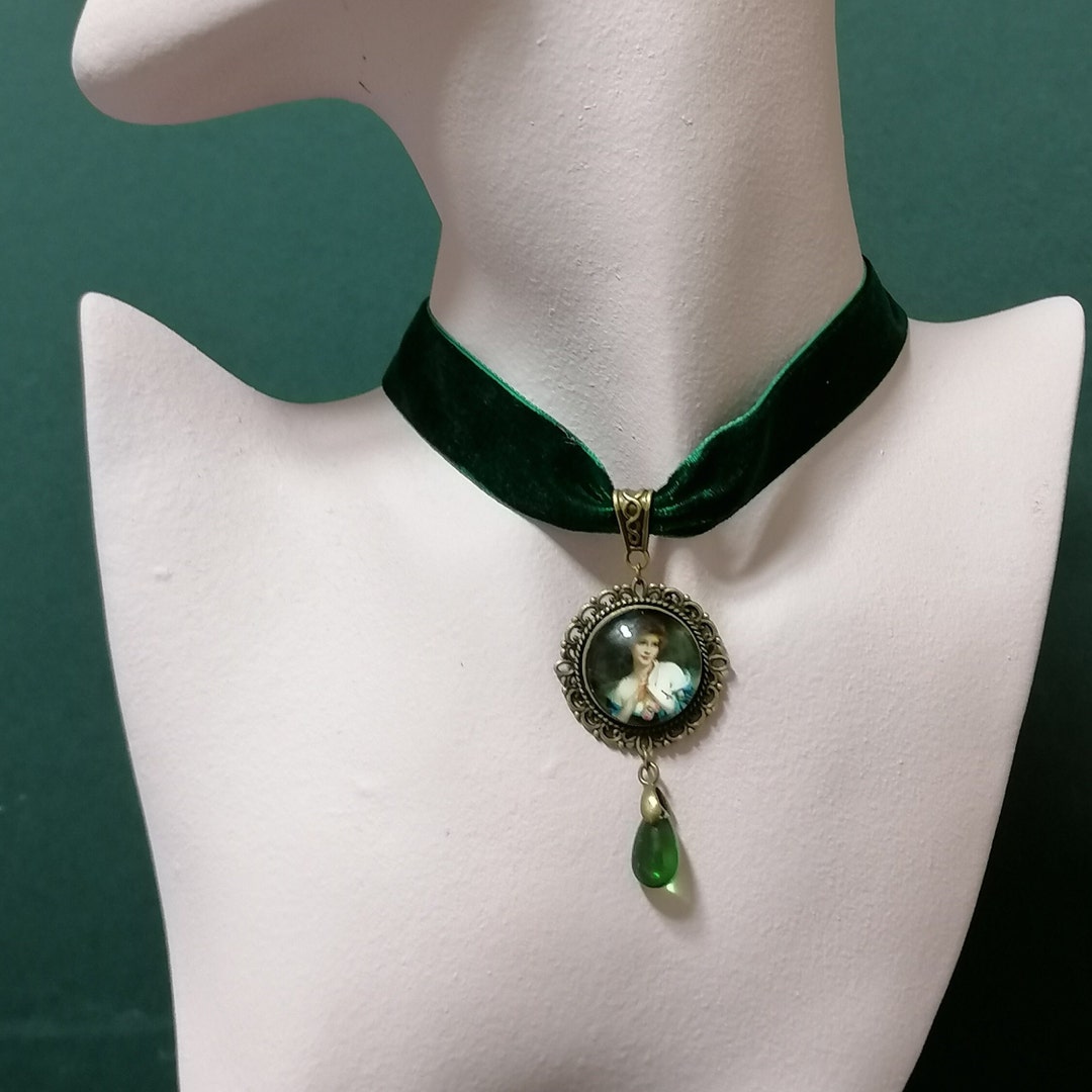 Green Velvet Choker, Set With Earrings, Romantic Renaissance Lady Cameo ...