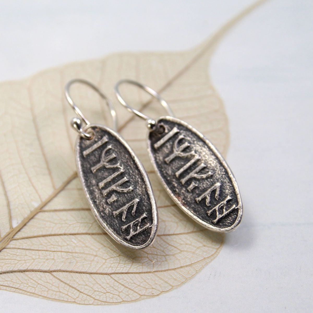 Silber Rune Ohrringe viel Glück Zwerg Rune Kili Lucky Charm | Etsy