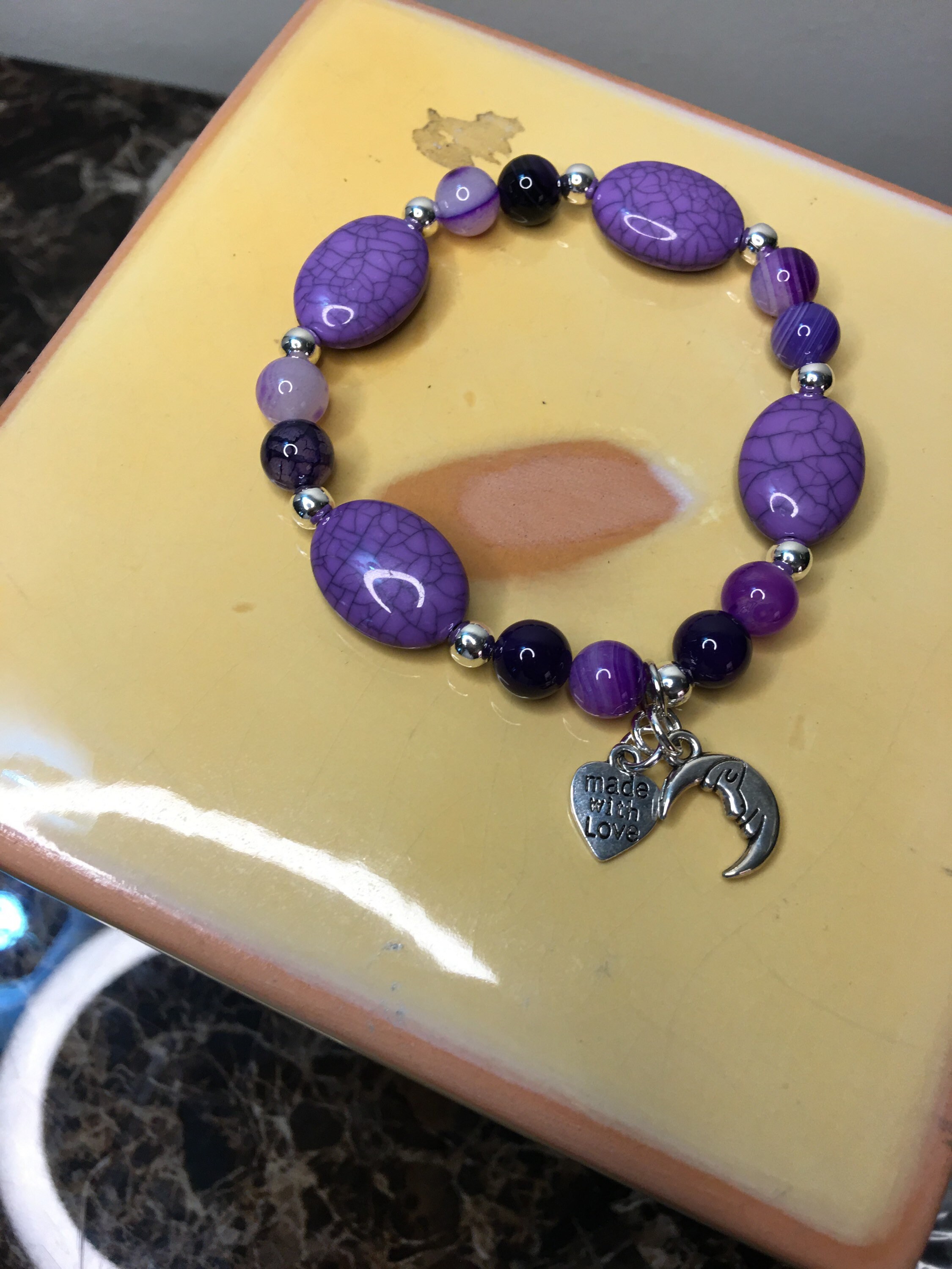 Pulsera morada con amuletos - Etsy España