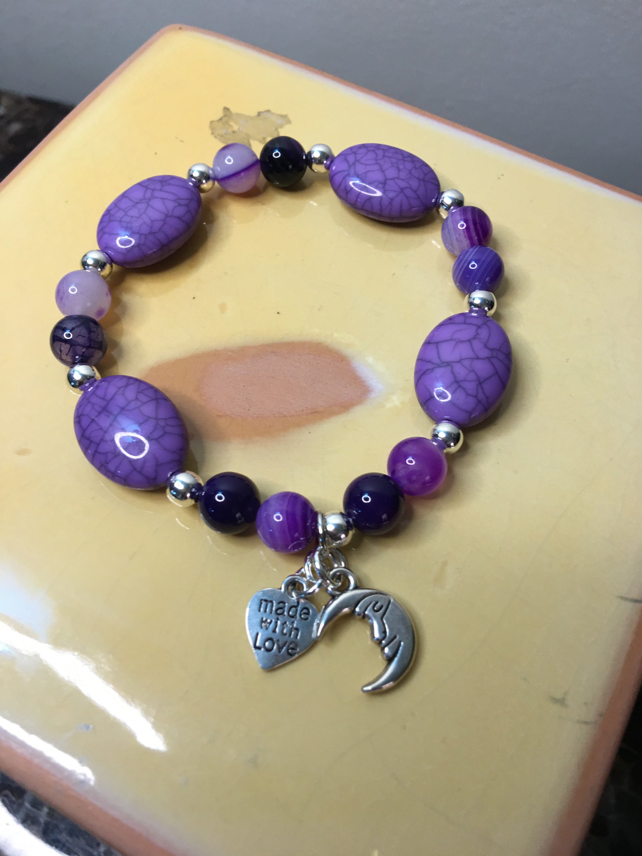 Pulsera morada con amuletos - Etsy España