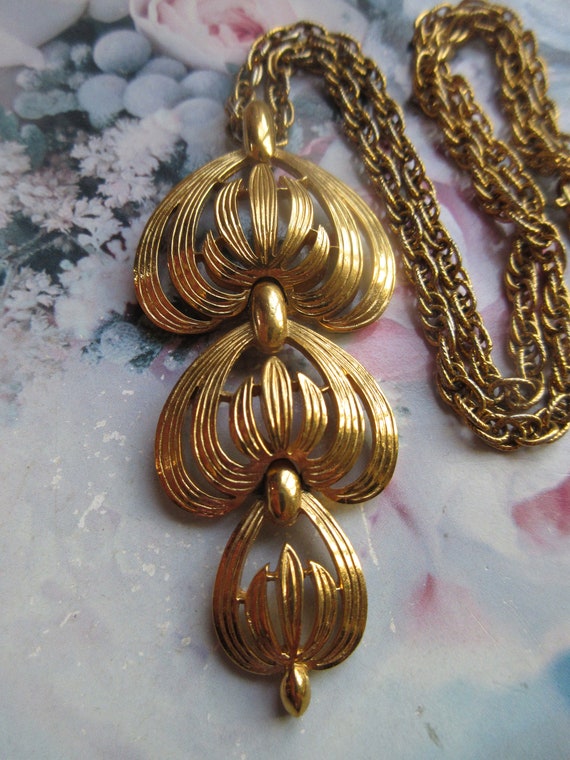 Crown Trifari Brushed Gold Toned Necklace , Mid Centu… - Gem