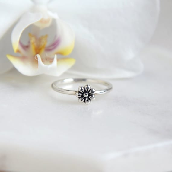 Flower ring Sterling silver Daisy ring Floral ring Simple ring Daisy flower silver ring Eco friendly Botanical ring Floral jewelry Katstudio