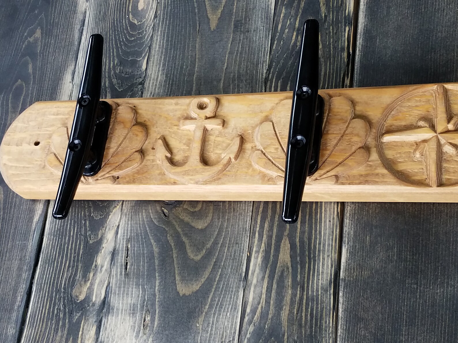 Gancho de córtica de rack anclas talladas conchas y brújula - Etsy España