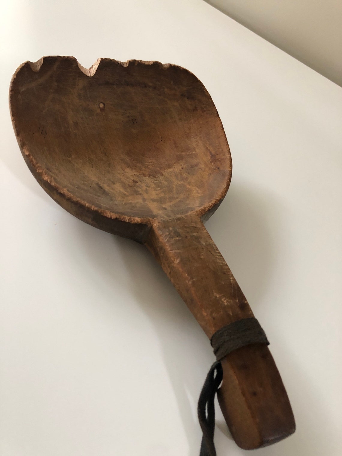 Cuchara de madera primitiva tallada a mano, estilo rústico de la ...
