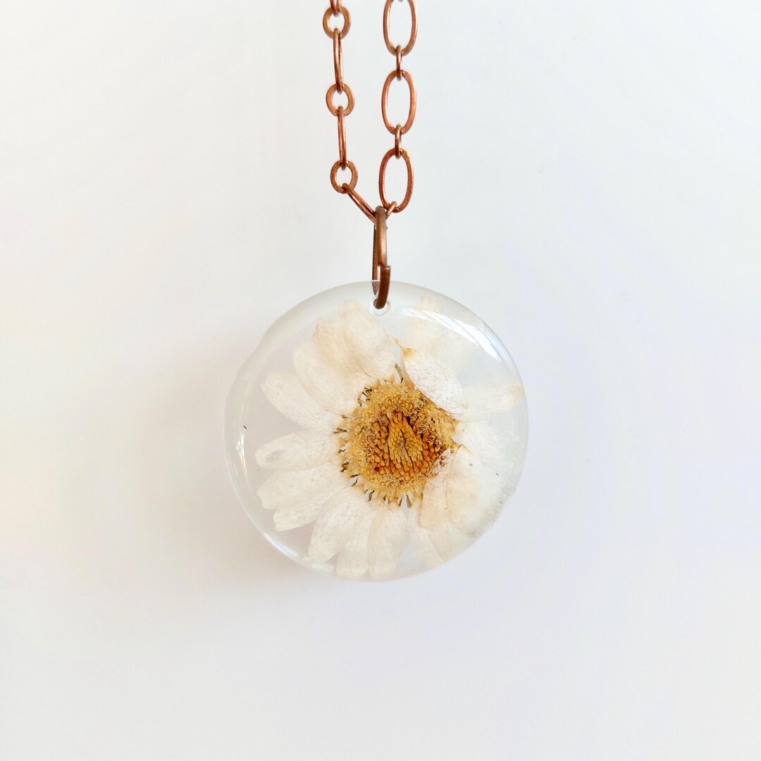 Daisy Resin Pendant Necklace: Pressed Flower Jewelry, Copper Chain - Etsy