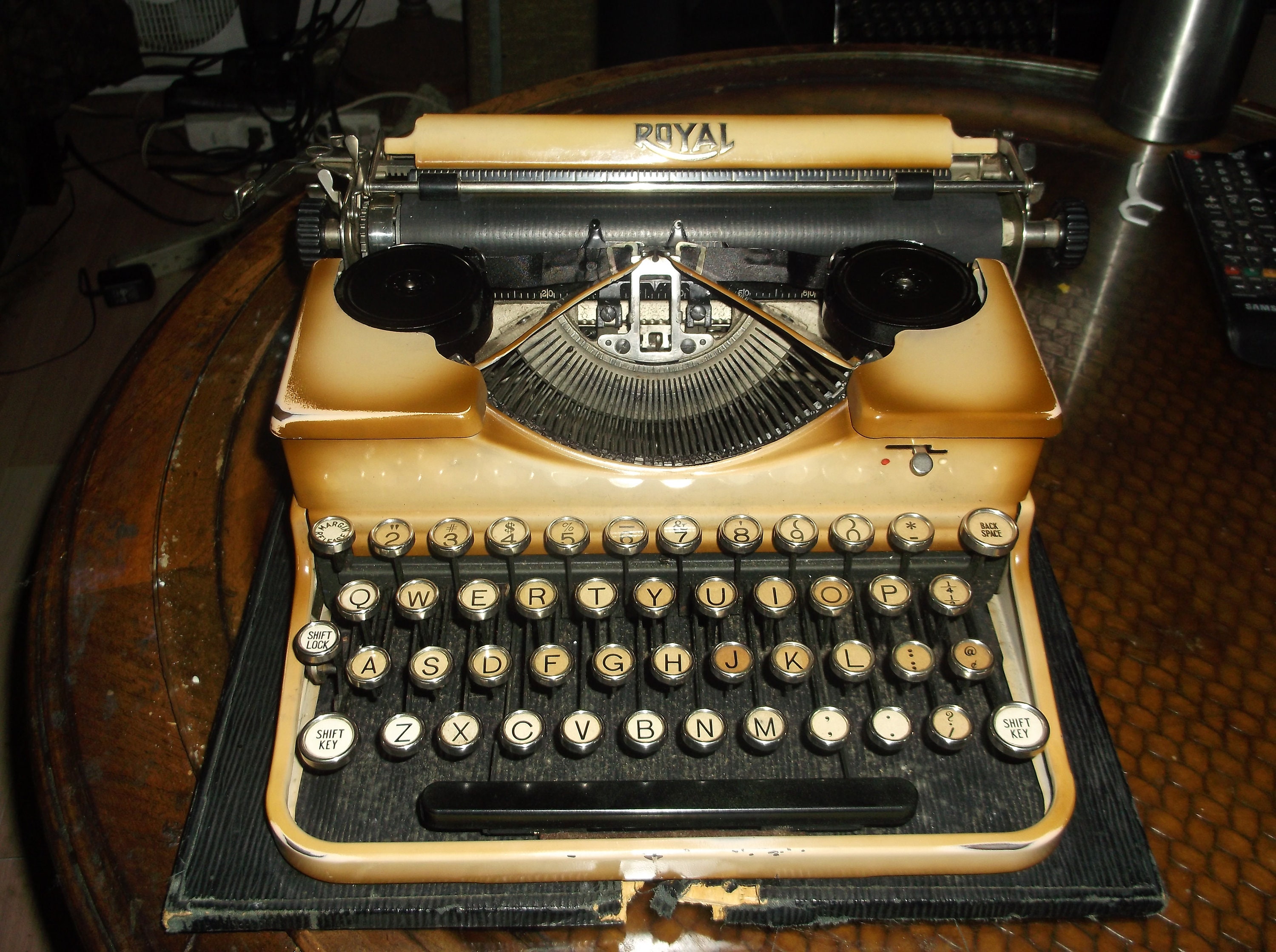 Royal 1930s Vintage Manual Typewriter Glass Keytops Serviced and Tested ...