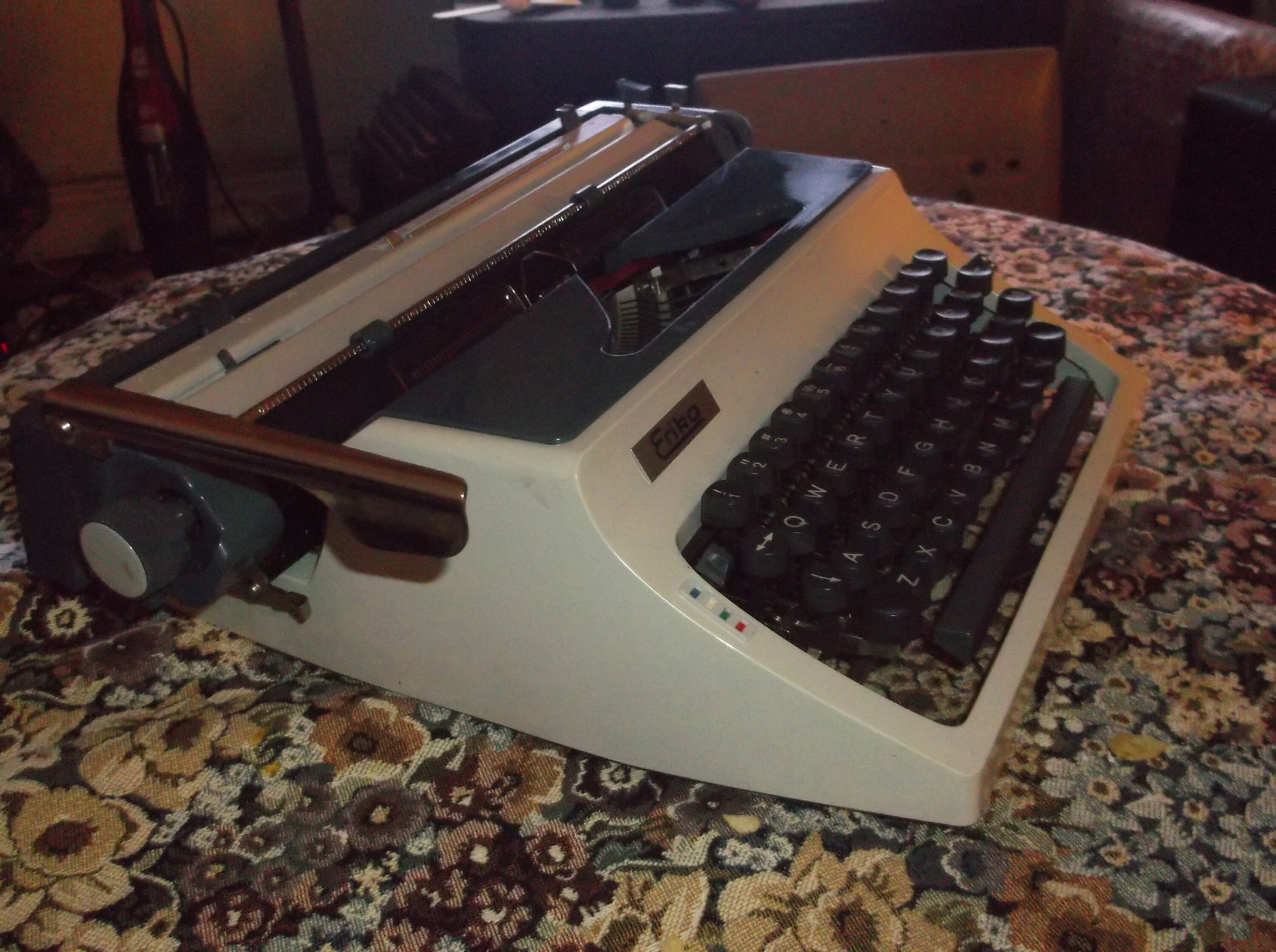 Vintage Erica Manual Portable Typewriter With Carrying Case 1970s ...