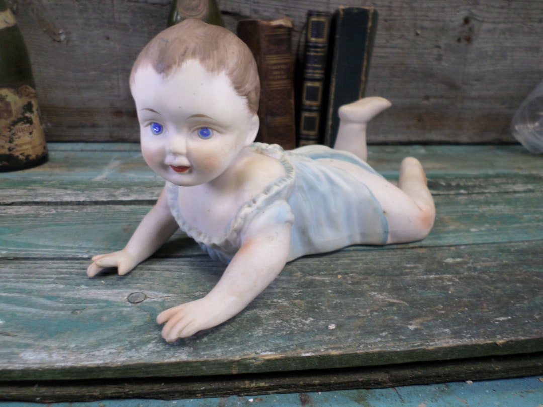 Vintage französische Porzellan Keks Hand bemalt Baby Junge Engel Figur ...