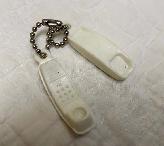 Trim line push button telephone advertising keychain - Gem