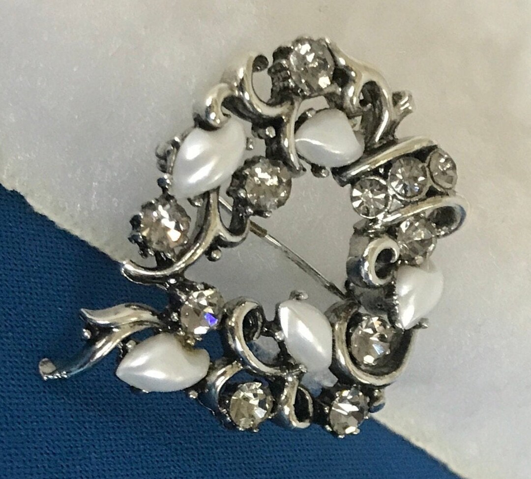 Lisner Brooch Pin Milk Glass Clear Rhinestone Silvertone Setting ...