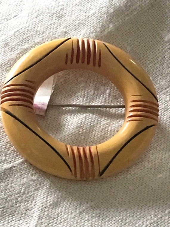 Vintage bakelite brooch carved - Gem