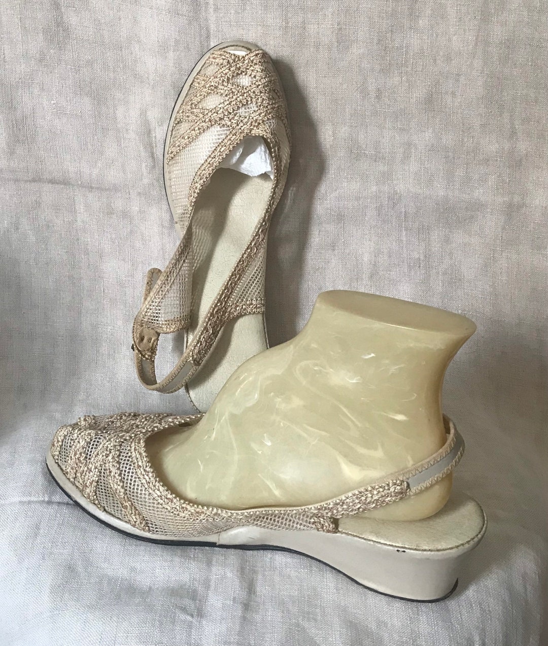 Vintage Sling Back Sandals/ Beige Straw and Vinyl Sandals/ 1950’s -60’s ...