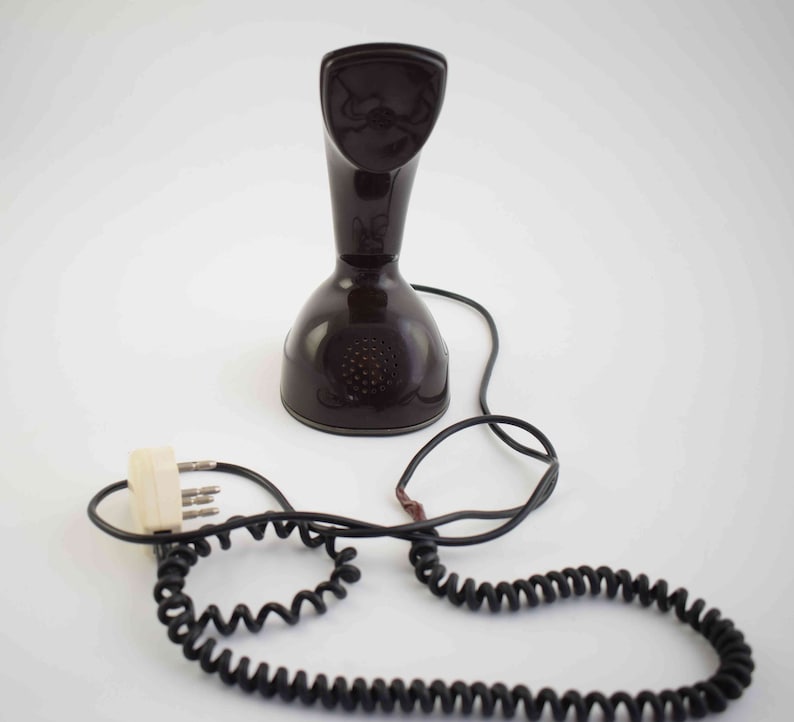 El famoso teléfono moderno de mediados de siglo Ericofon de color ...