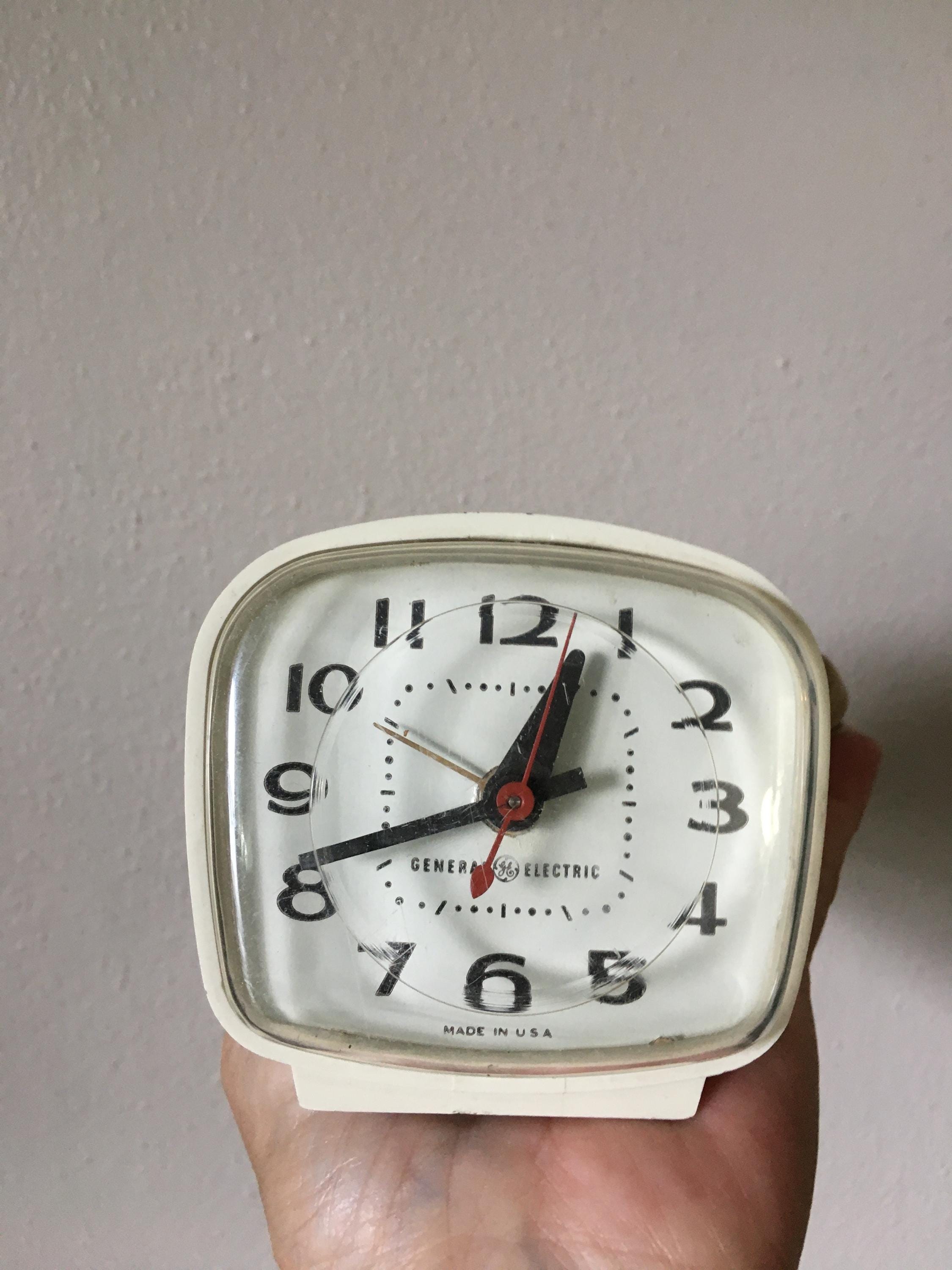 Vintage 1950s/1960s General Electric Alarm Clock Wall Plug in ...