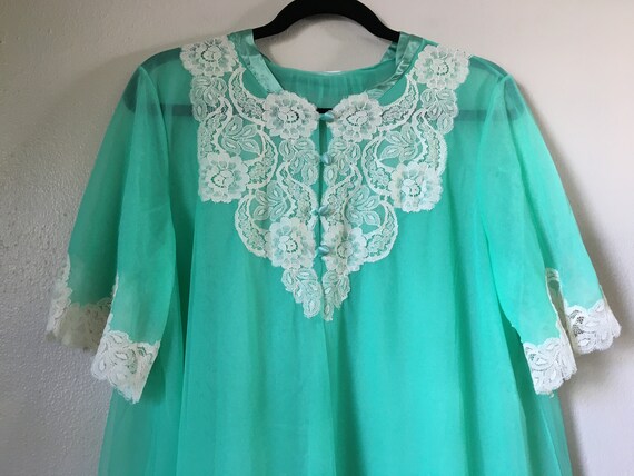 Vintage 1960s Lingerie Robe Flowing Pastel Green Holl… Gem