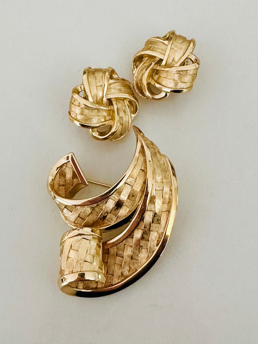 Vintage TRIFARI Gold Basketweave Pin and Earrings Vintage Designer Demi ...