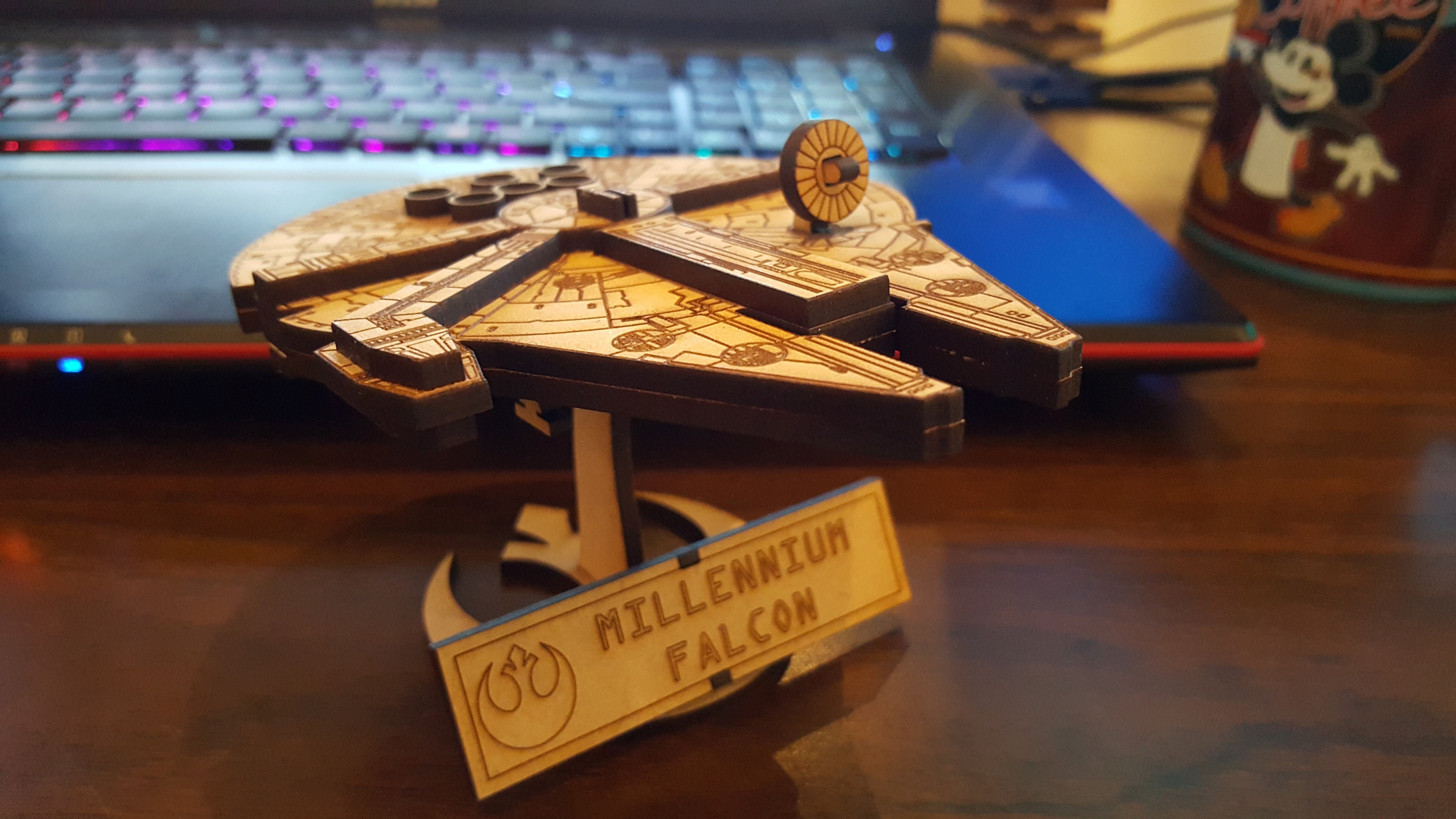 Plantilla cortada con láser del Halcón Milenario pequeño de Star Wars ...