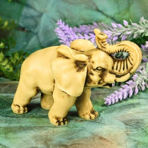 Little Elephant Figurine in Sculpted Resin, Vintage Elephant Figurine ...