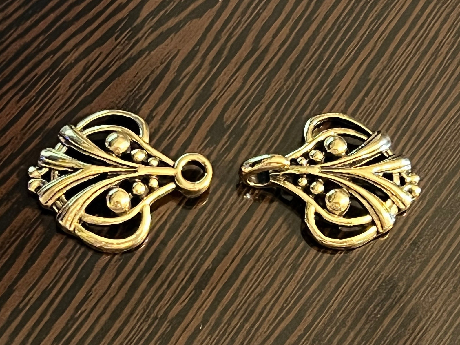 Cloak Clips Sweater Clips: Fan Style Locking Clip in Four - Etsy