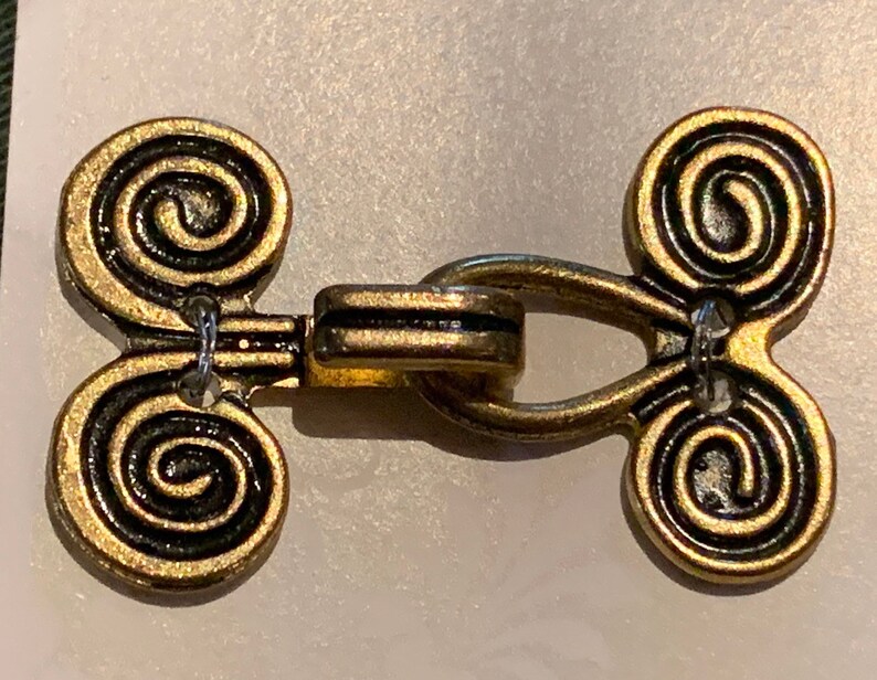 Sweater Pins: Curl Locking Clip in Pewter Gunmetal or Antique - Etsy