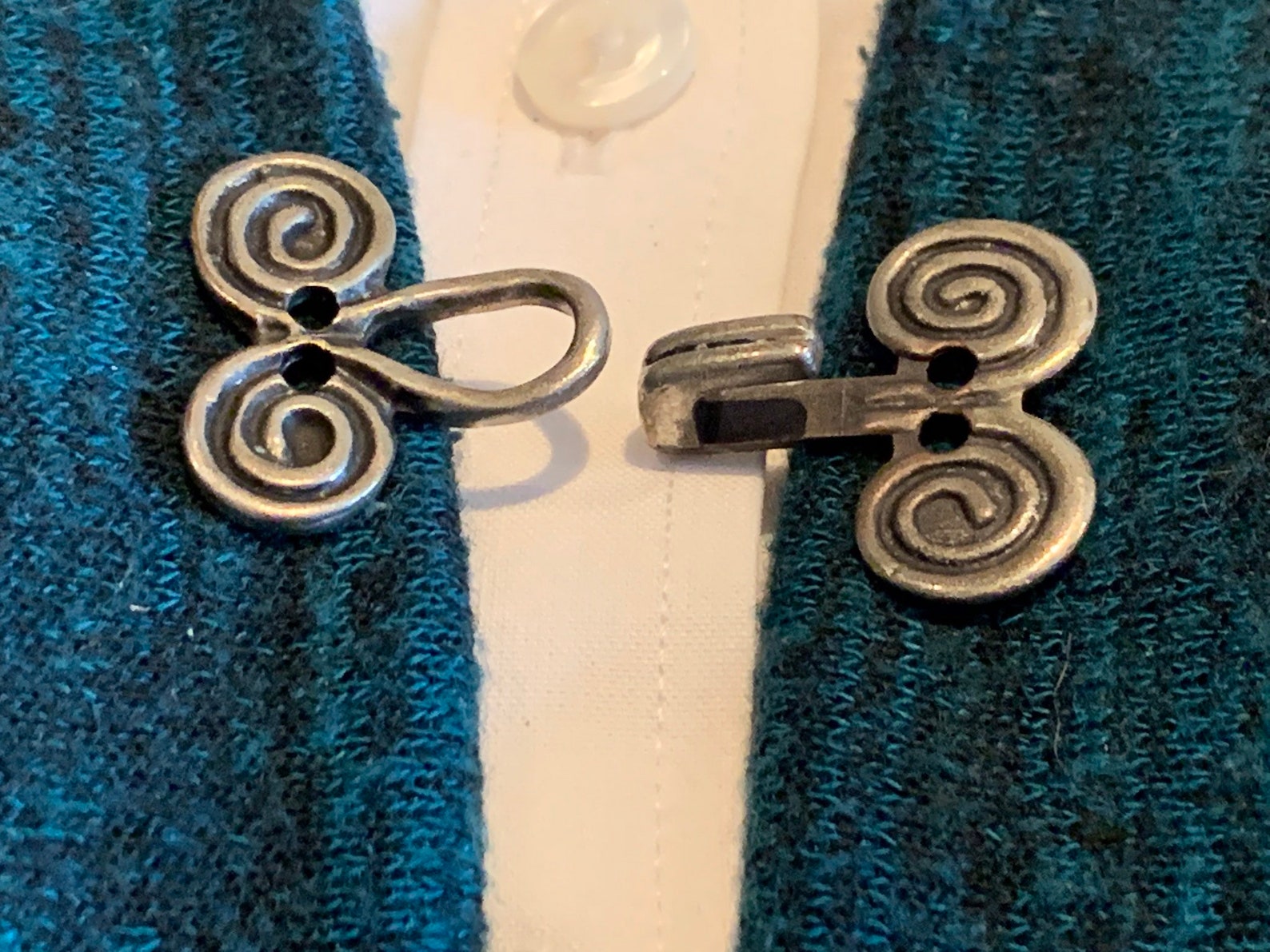 Sweater Pins: Curl Locking Clip in Pewter Gunmetal or Antique - Etsy