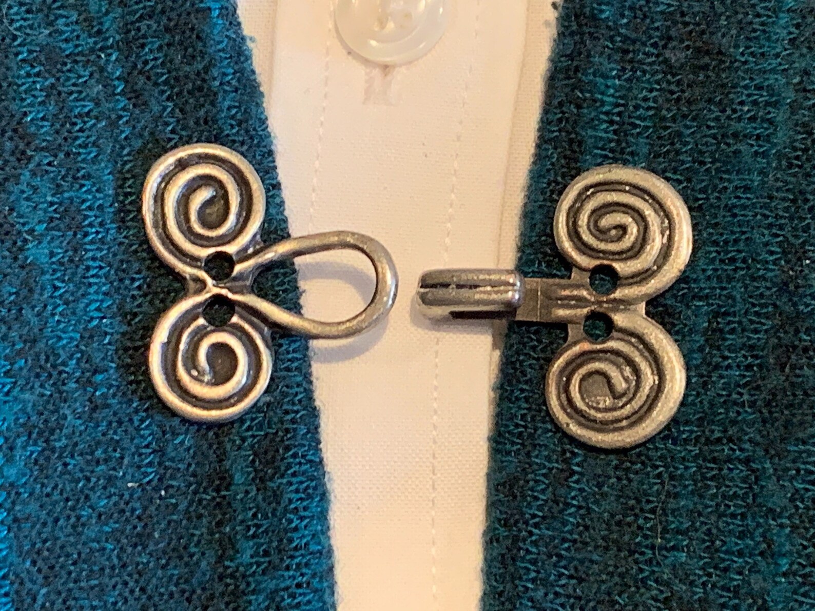 Sweater Pins: Curl Locking Clip in Pewter Gunmetal or Antique - Etsy