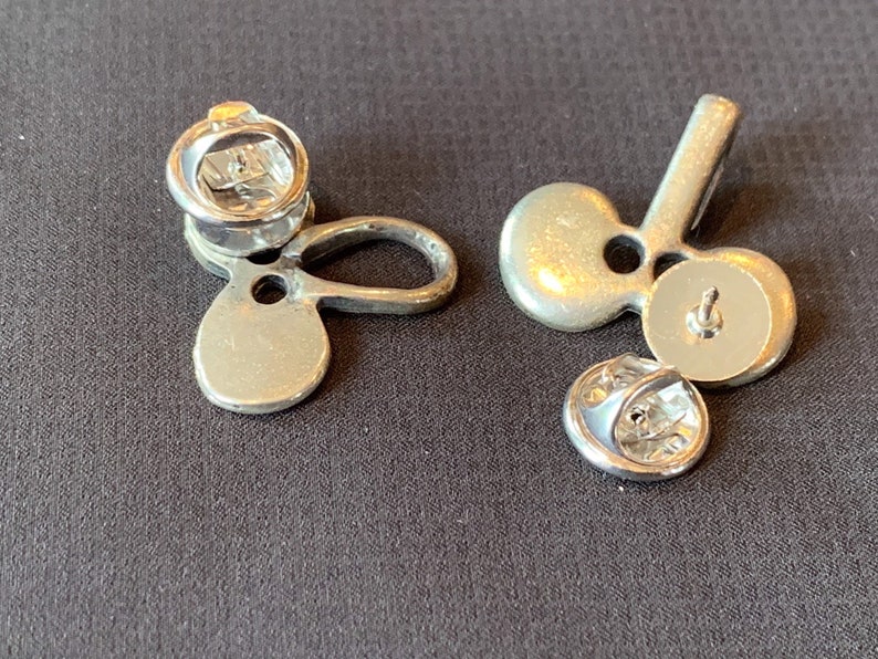 Sweater Pins: Curl Locking Clip in Pewter Gunmetal or Antique - Etsy
