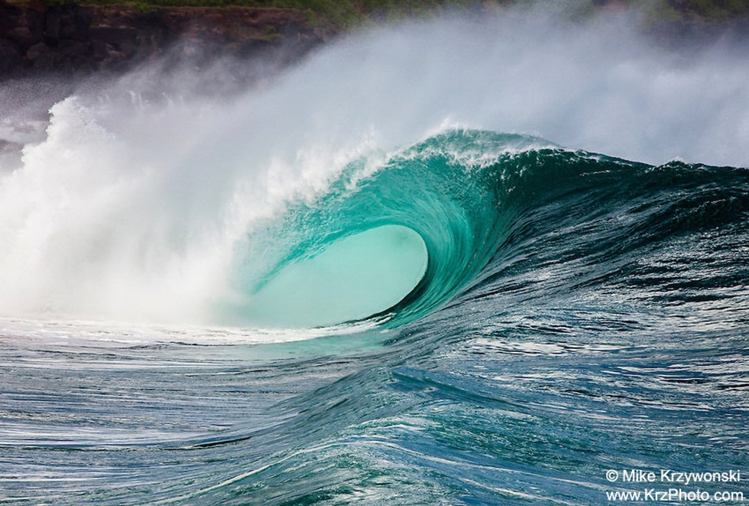 Big Hollow Blue Wave Breaking at Waimea Bay Shorebreak on the North ...