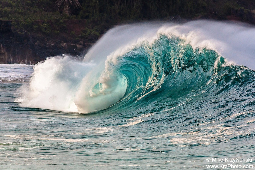 Big Hollow Wave Breaking at Waimea Bay Shorebreak on the North Shore of ...