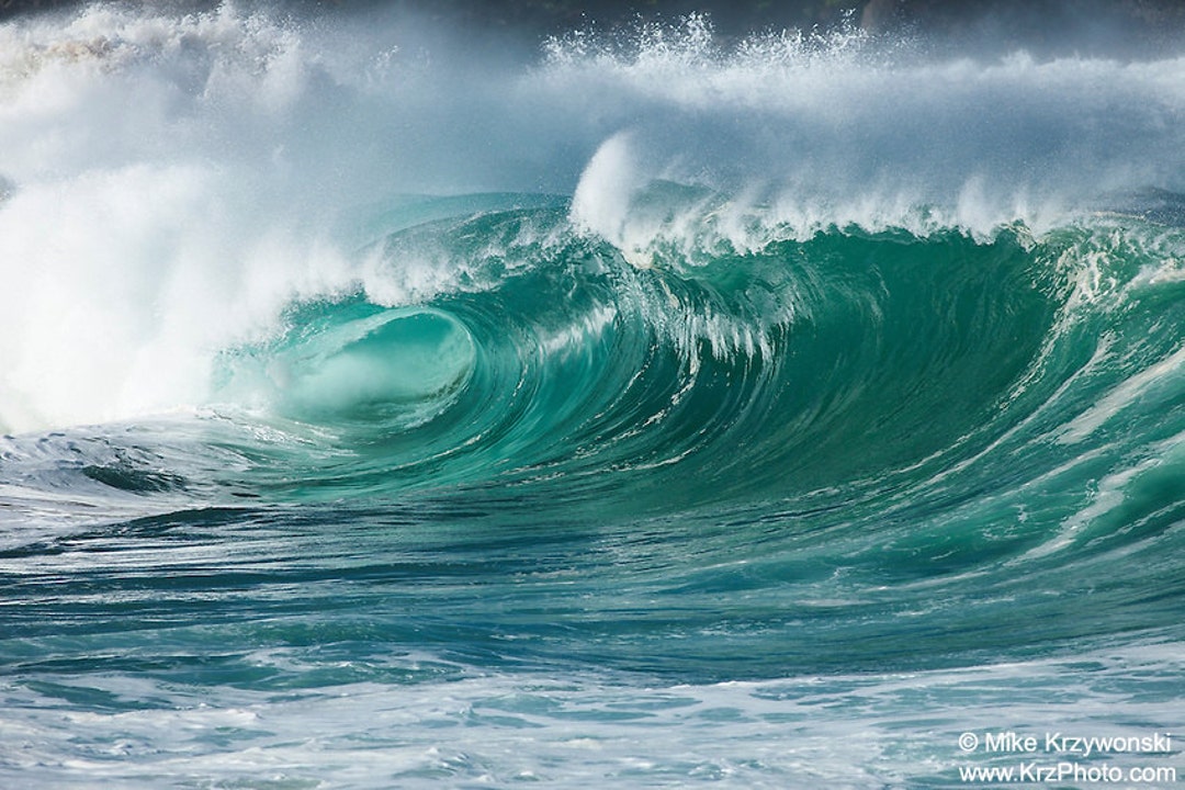 Pretty Hollow Wave Breaking at Waimea Bay Shorebreak on the North Shore ...