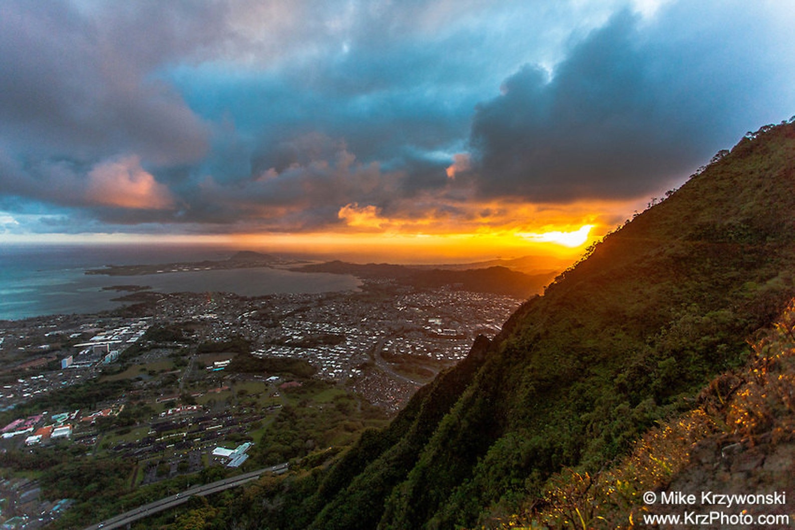 View of Sunrise in Kaneohe, Oahu, Hawaii From Stairway to Heaven Hiking ...