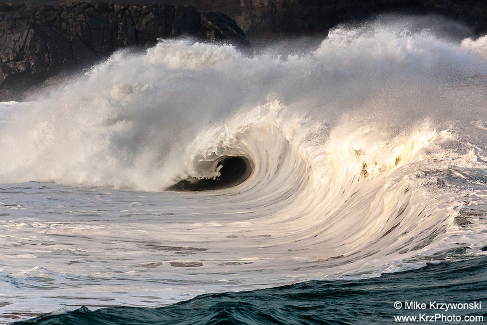 Big Hollow Wave Breaking at Waimea Bay Shorebreak on the North Shore of ...