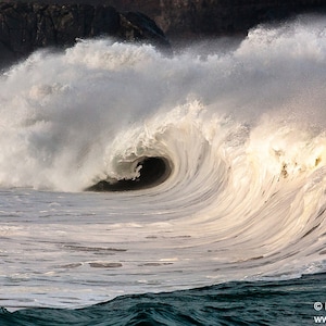 Big Hollow Wave Breaking at Waimea Bay Shorebreak on the North Shore of ...