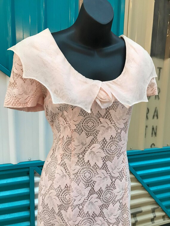 1960s "Edith Flagg" S/S Lace Sheath with Organza Coll… - Gem