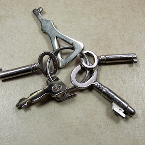 5 Small Vintage Keys, Miniature Antique Keys, Mini Collectible Steel ...