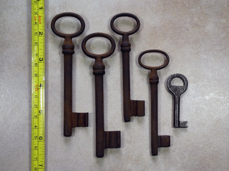 5 Vintage Steel Skeleton Keys, Lot of 5 Large Rusty Antique Skeleton ...
