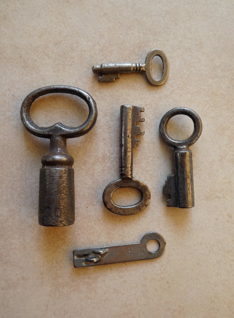5 Small Vintage Keys, Antique Steel Key Set, Mini Collectible Steel ...