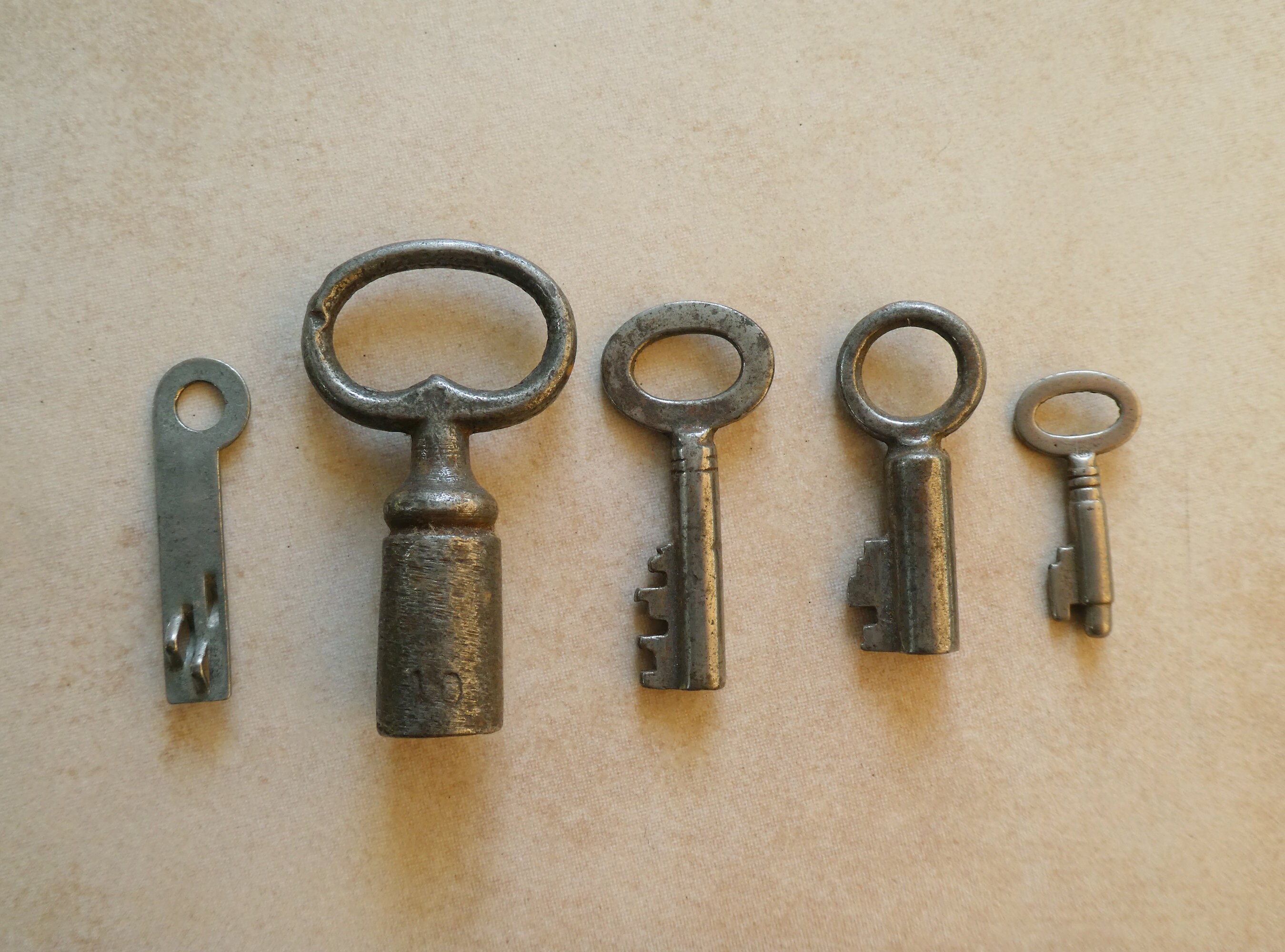 5 Small Vintage Keys, Antique Steel Key Set, Mini Collectible Steel ...