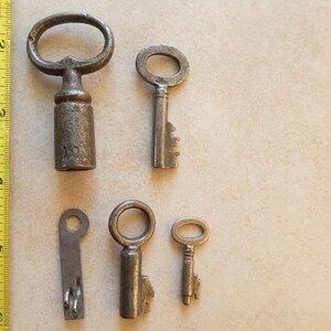 5 Small Vintage Keys, Antique Steel Key Set, Mini Collectible Steel ...