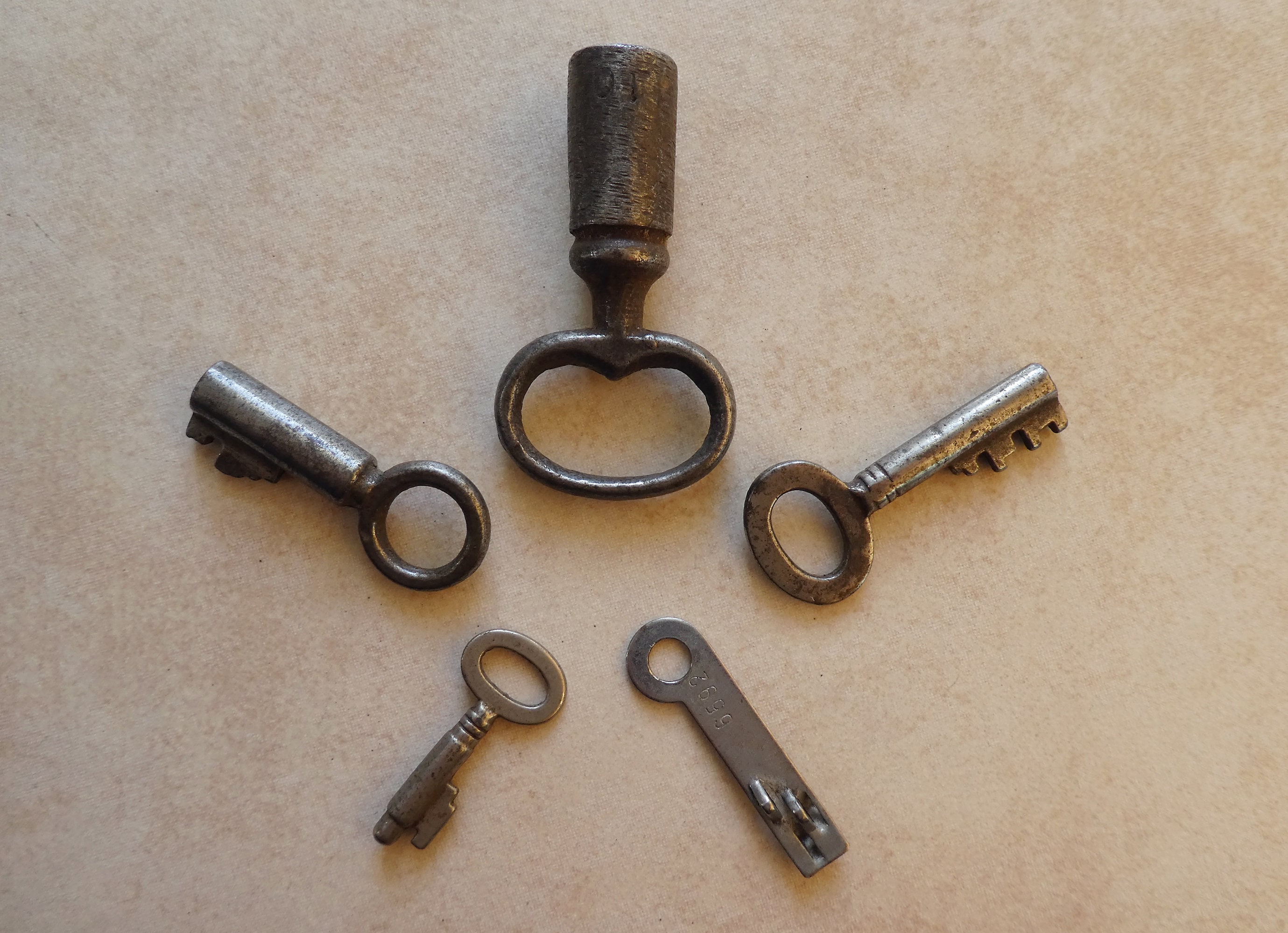 5 Small Vintage Keys, Antique Steel Key Set, Mini Collectible Steel ...